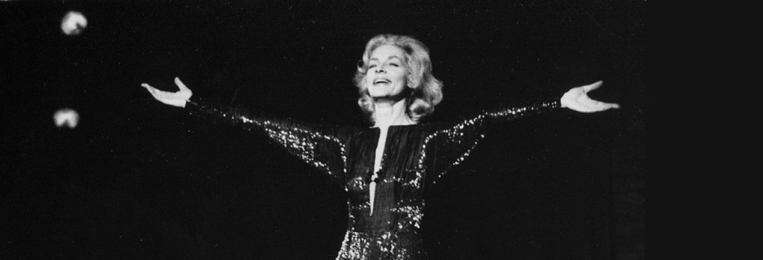 Rotten, yet covered with roses - Parterre Box