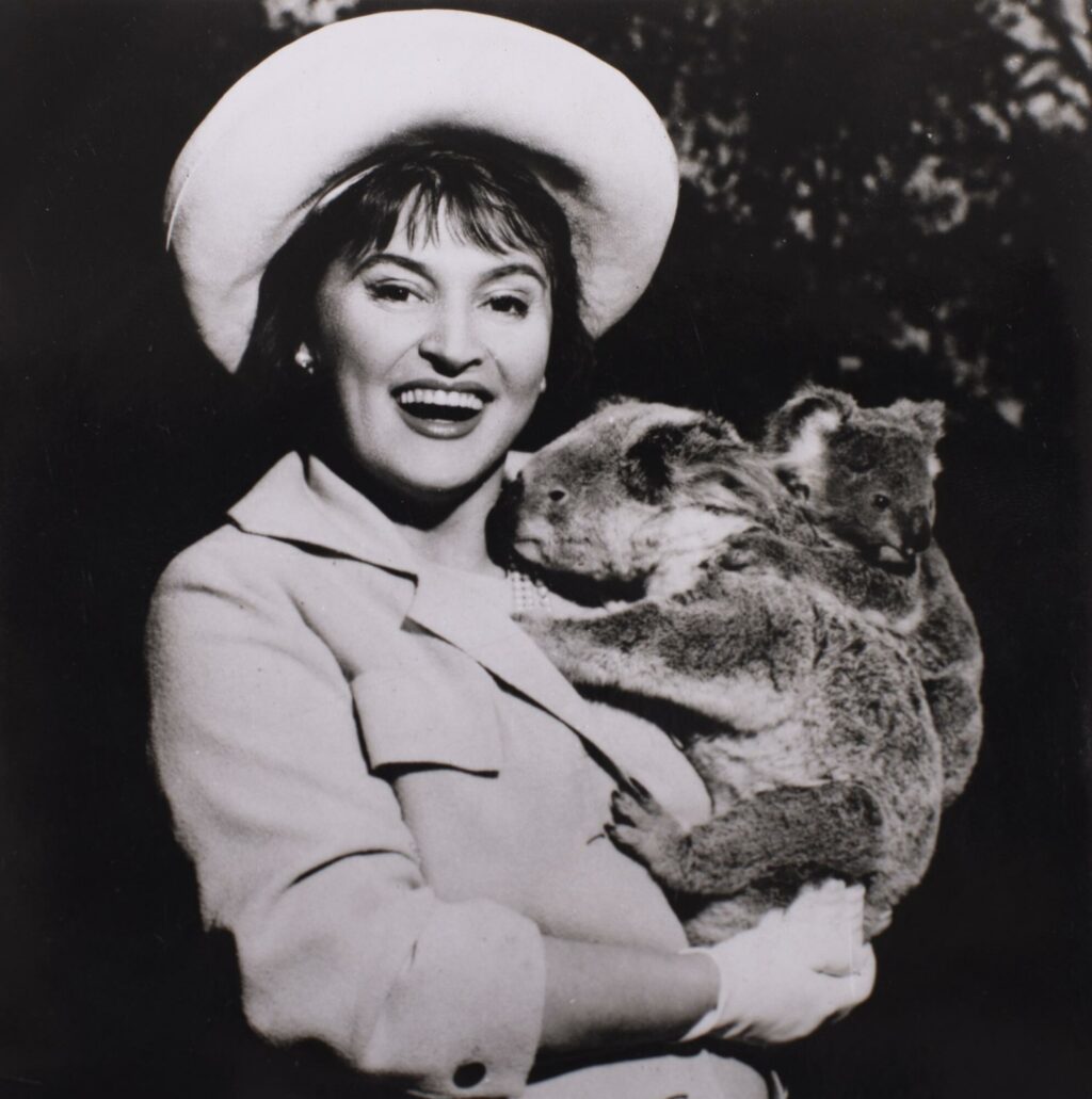 Streich the harp and join the chorus - Parterre Box