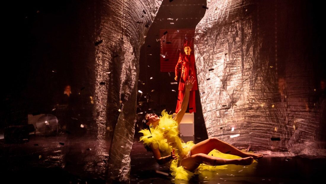 Alien encounter | Neuköllner Oper Review - 1000 Airplanes on the Roof | Parterre Box